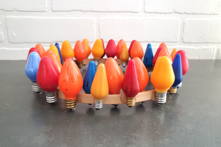 How to Make a Christmas Light Wreath with Vintage Bulbs – Craftivity ...