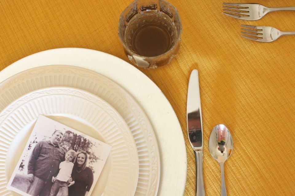 Simple Thanksgiving Table Setting with Family Photos – Craftivity Designs