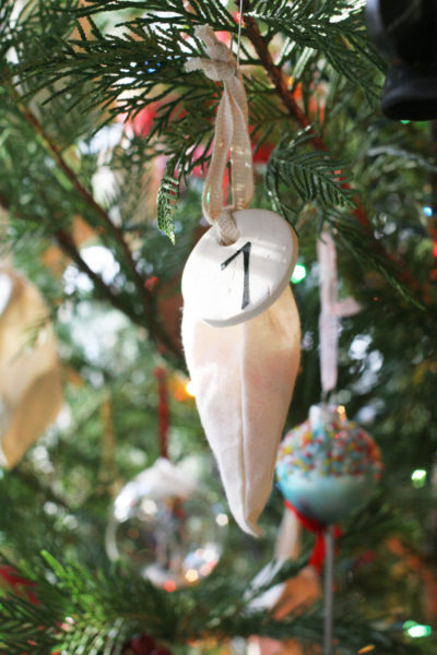 How to Decorate a Southern Style Christmas Tree with Magnolia Blossoms ...